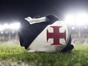 Oficial! Meia assina contrato com o Vasco